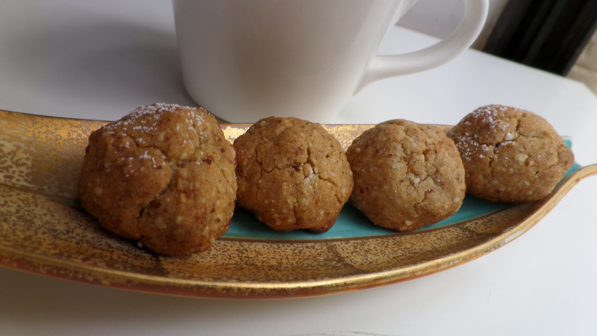 Almond and Cardamom Butter Balls